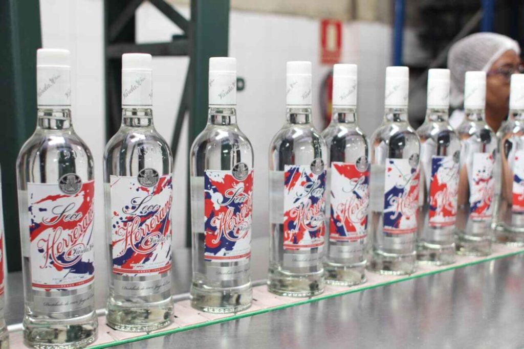Varela Hermanos inicia producción y embotellado con energía 100% limpia ...